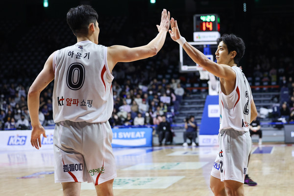 '허훈의 3점슛 폭격' KT, KCC에 11점차 완승 거둬