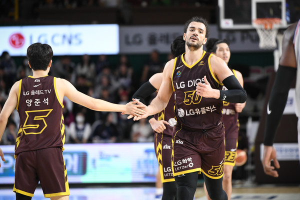 해결사 양준석 3점슛 쾅! LG, 접전 끝 KCC에 승리... 4R 8승 1패로 마무리