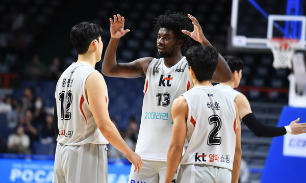 안정적 리드 이어간 KT, KCC 9연패 빠뜨렸다