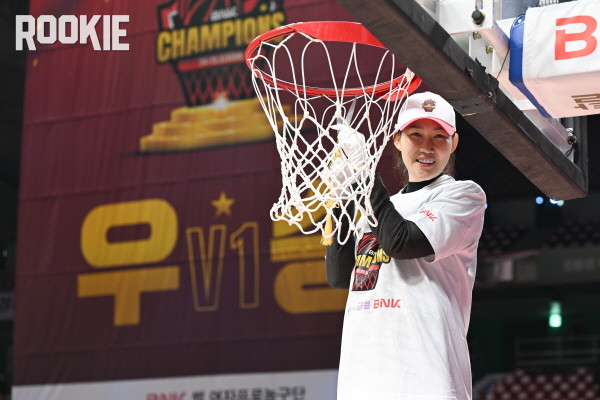 [BNK V1] ③ 여성 감독 최초 우승! 금자탑을 세운 박정은 감독