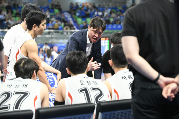 [KBL PO] ‘4강에 한 발짝 더’ KT 송영진 감독 “허훈, 해결사 역할 해줬다”