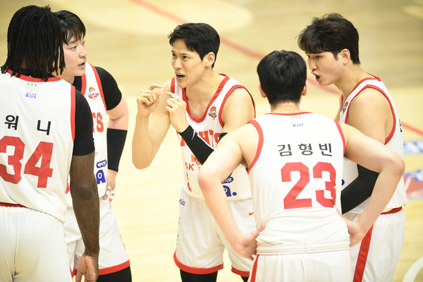 [KBL PO] 'LG 나와' 작정한 워니는 못 말려→무려 40점 맹폭! SK, 허훈 분투한 KT 꺾고 챔프전 진출
