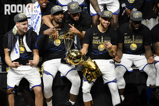 '미쳤다' 밝혀진 지구 1옵션의 커리 사랑! GSW 왕조 동료 "듀란트는 커리 파이널 MVP를 간절히 원했다"