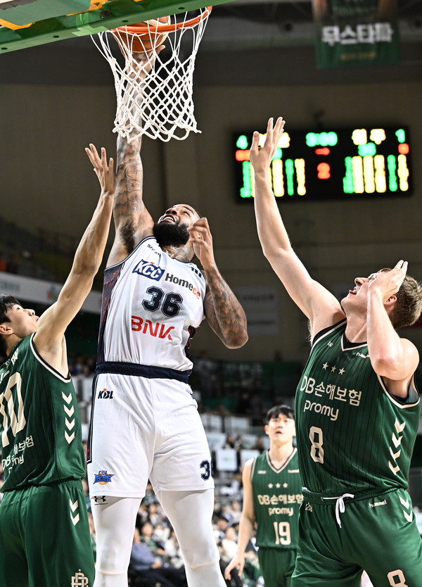 '최진광 커리어하이에 허웅의 에이스 증명' KCC, DB 꺾고 단독 선두로