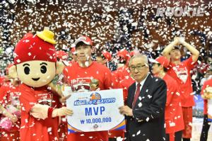 [포토] KGC 오세근, 정규리그 이어 챔프전도 MVP