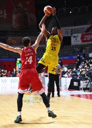 ‘24P-17R’ 라렌 “집중견제, 참아야 한다”