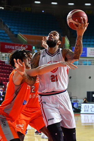 ‘24P 17R’ 숀 롱 “후반 들어 리바운드에 집중하려고 했다”