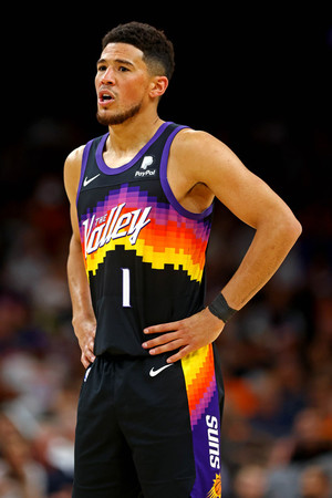 [NBA PO] '우승 후보 피닉스 초비상' 데빈 부커, 햄스트링 부상 입어