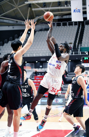‘4Q 집중력 앞섰다’ SK, KT 제압하며 단독 5위
