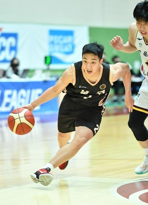 [D리그] 31득점 쓸어 담은 ‘분대장’ 허훈 “팬들 덕분에 즐겁게 경기했다”