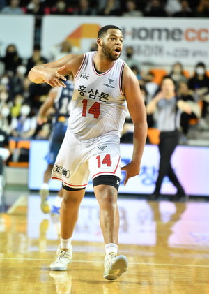 '스펠맨 34점 폭격' KGC, KCC에 극적 재역전승