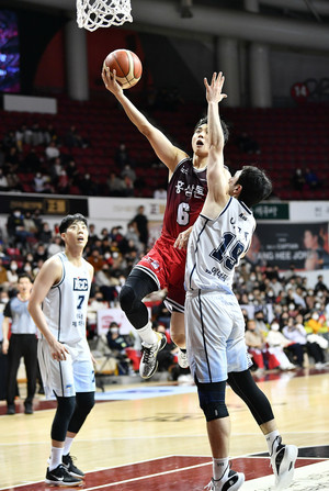 '변준형-박지훈, 20+ 득점' KGC, KCC잡고 10연승