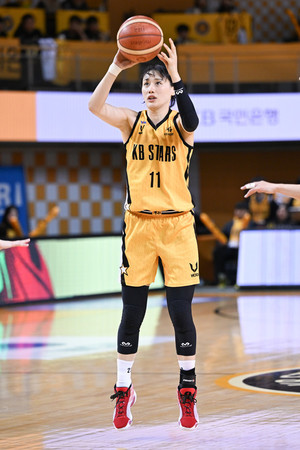 '강이슬-박지수 37점 합작' KB, 5연승으로 단독 선두