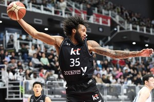 ‘배스 44득점 원맨쇼’ KT, 2024년 새해 첫 경기서 KCC 제압