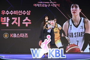 [WKBL 시상식] KB스타즈 박지수, 우수수비선수상 수상