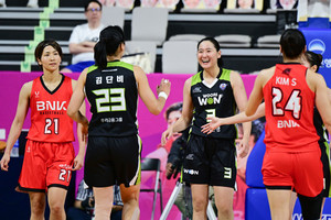 [24 박신자컵] ‘한엄지&김단비 활약’ 우리은행, BNK 꺾고 2연승