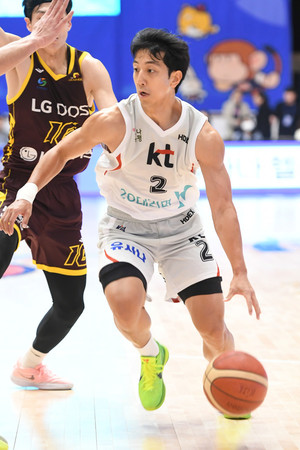 [24 KBL 컵] 허훈이 또 지배했다... KT, LG 제압하고 4강행