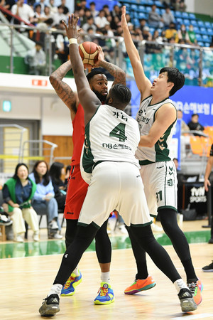 [24 KBL 컵] DB 산성, '28점 폭발' 숀 롱의 침공 견뎌냈다... 현대모비스 꺾고 결승 선착