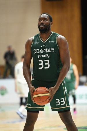 [24 KBL 컵] 24P 17R로 골밑 지배한 오누아쿠, 컵대회 MVP 등극