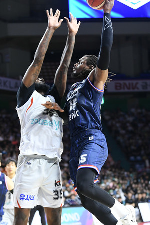 MVP 디온테 버튼, 40점 대폭격→위닝 블록슛, 완벽 복귀전 치렀다... KCC 감독 퇴장에도 KT 격파