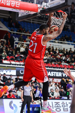 MVP급 퍼포먼스 돌아왔다... 숀 롱 부활한 현대모비스, LG 꺾고 3연승 질주