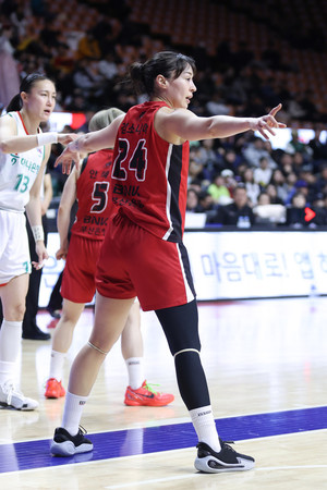 ‘김소니아 더블-더블’ BNK, 2차 연장 접전 끝 하나은행 격파