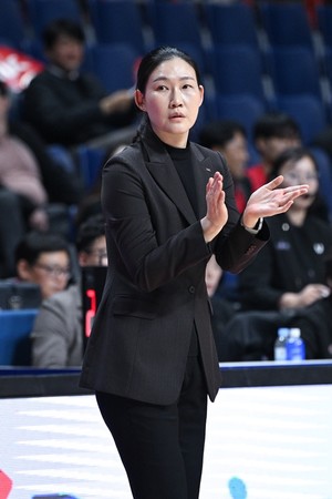 [W PO] “호텔에서 짐 싸서 나왔다” 스윕 노리는 BNK 박정은 감독