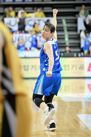 [W PO] “PO에서 KB 만난다 했을 때 묘하더라고요” 결정적 3점슛으로 친정팀에 비수 꽂은 우리은행 심성영