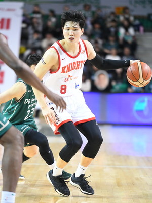 SK 1위에 앞장선 안영준 "선형이 형, MVP 양보해주세요"