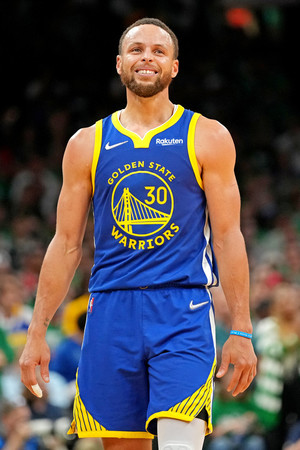 "스테픈 커리, 역대 포인트가드 GOAT" GSW 간판 스타 향한 극찬! 파이널 MVP도 치켜세웠다