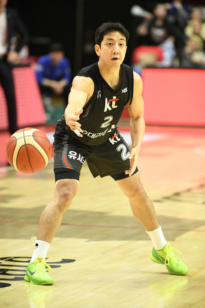[KBL PO] 1옵션 2G 연속 부진에도 '킹훈' 있었다! KT, 허훈-하윤기 펄펄 날며 시리즈 원점 돌려
