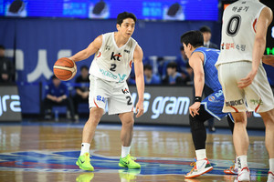[KBL PO] 허훈 원맨쇼 앞세운 KT, 3차전 잡고 4강까지 -1승