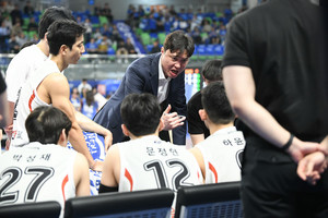 [KBL PO] ‘4강에 한 발짝 더’ KT 송영진 감독 “허훈, 해결사 역할 해줬다”