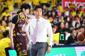 [KBL PO] 11년 만의 챔프전 노리는 LG... 분홍 넥타이와 3차전 맞이하는 조상현 감독 "정말 간절하다"